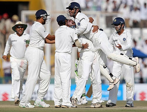 This Is The Reason Why Cricketers Wear White Clothes During Test ...