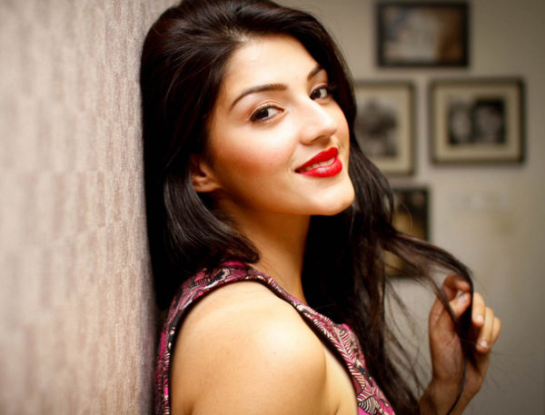 Phillauri Actress Mehreen Looks Completely Different In Real Life. Have ...