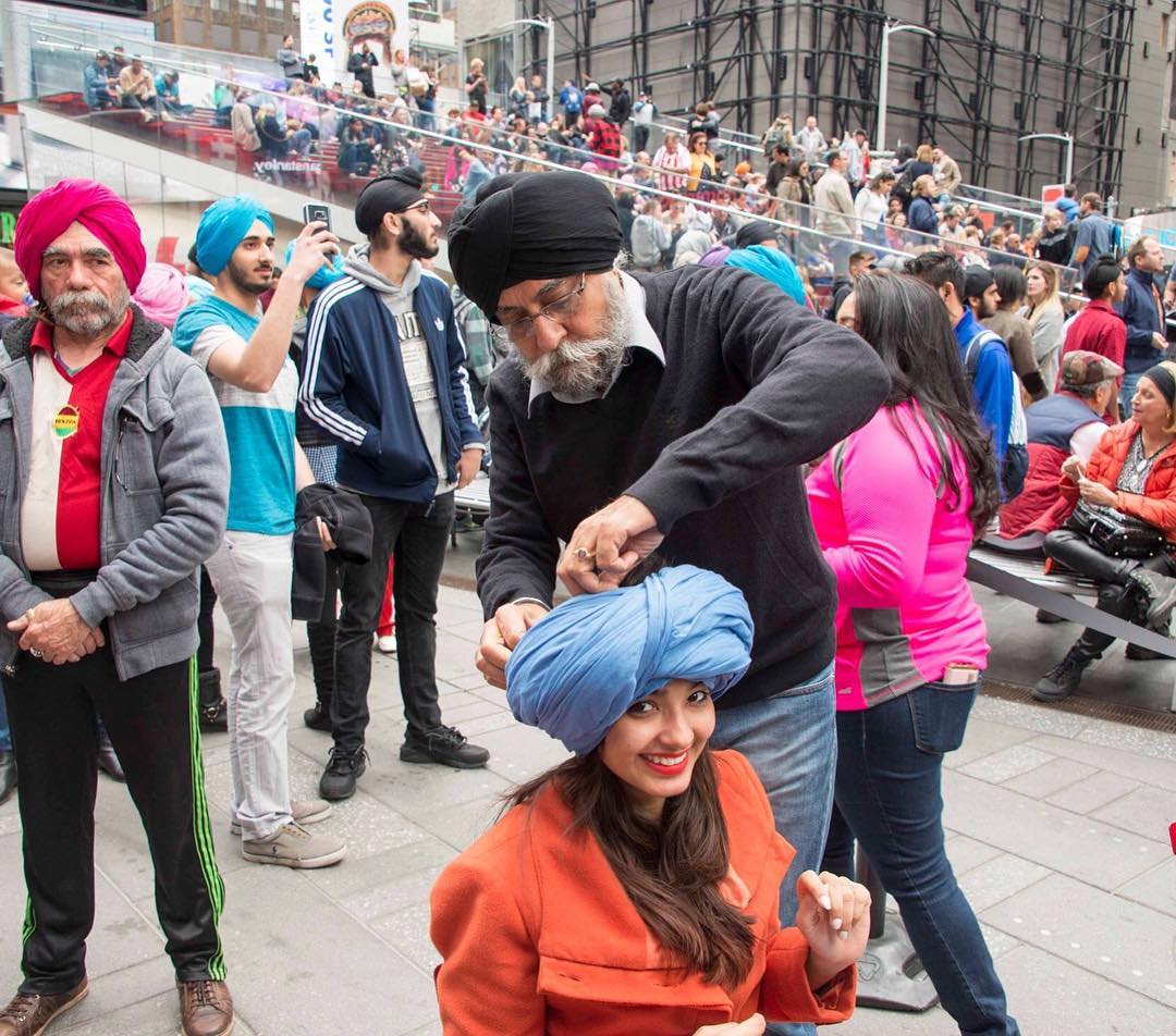 Sikhs In New York Celebrated Turban Day & Made Foreigners Wear Colorful ...