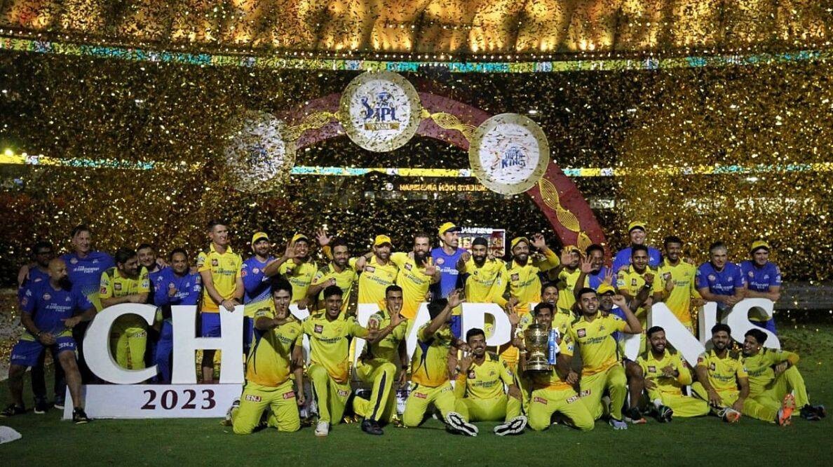 CSK Lifting IPL Trophy For The 5th Time & Equaling Count With MI Sets The Internet On Fire ...