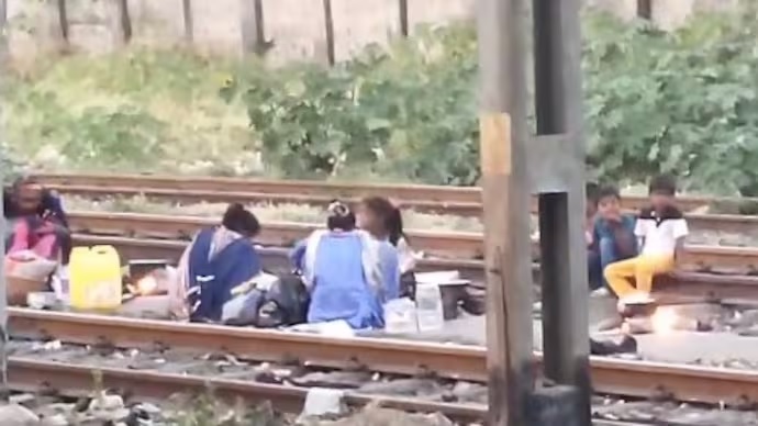 People Cook Food On Railway Tracks In Mumbai, Indian Railways Reacts After Video Goes Viral ...